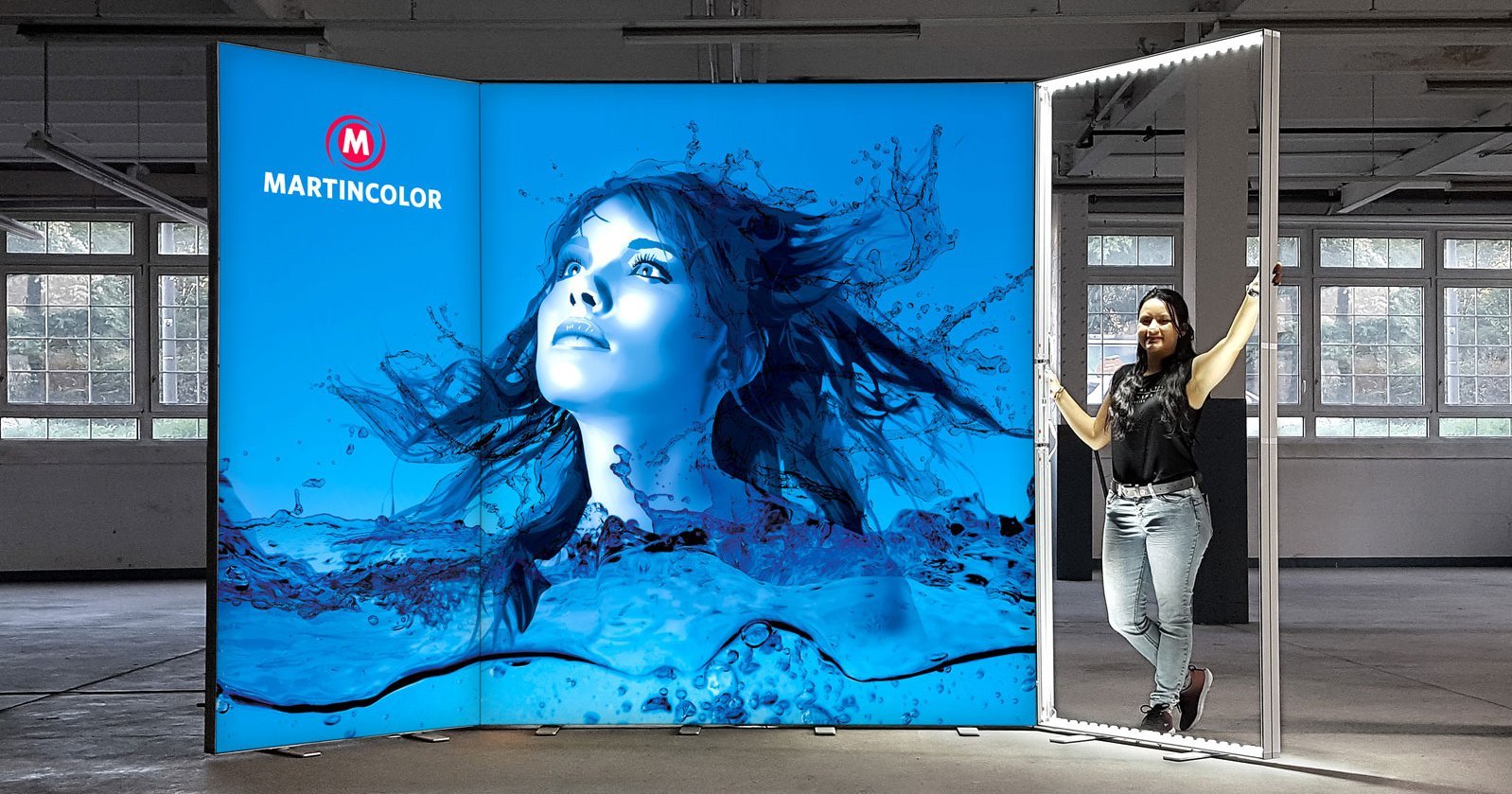 LED exhibition stand | Large overview of illuminated walls